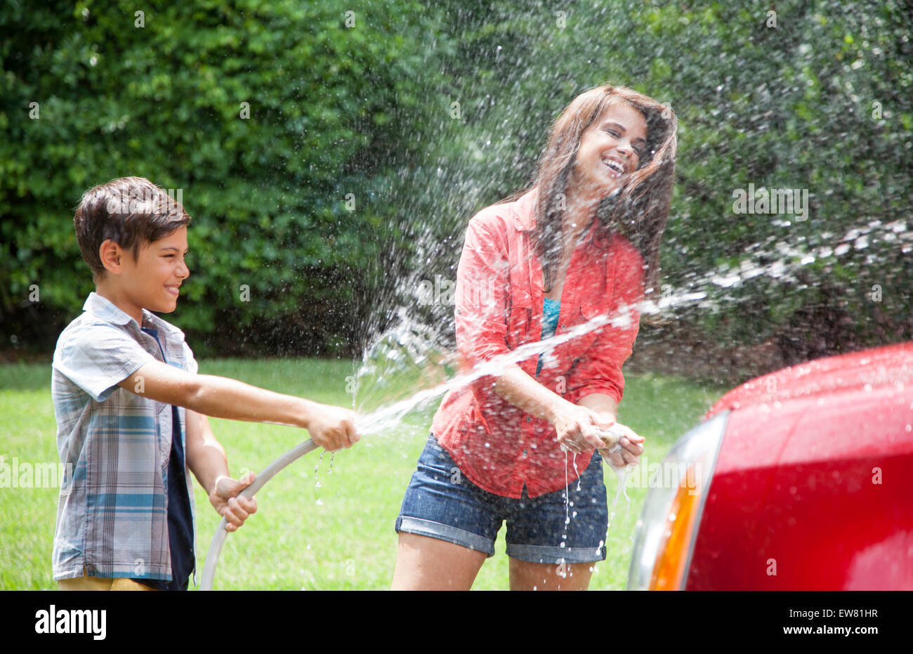 Kids washing car hi-res stock photography and images - Alamy