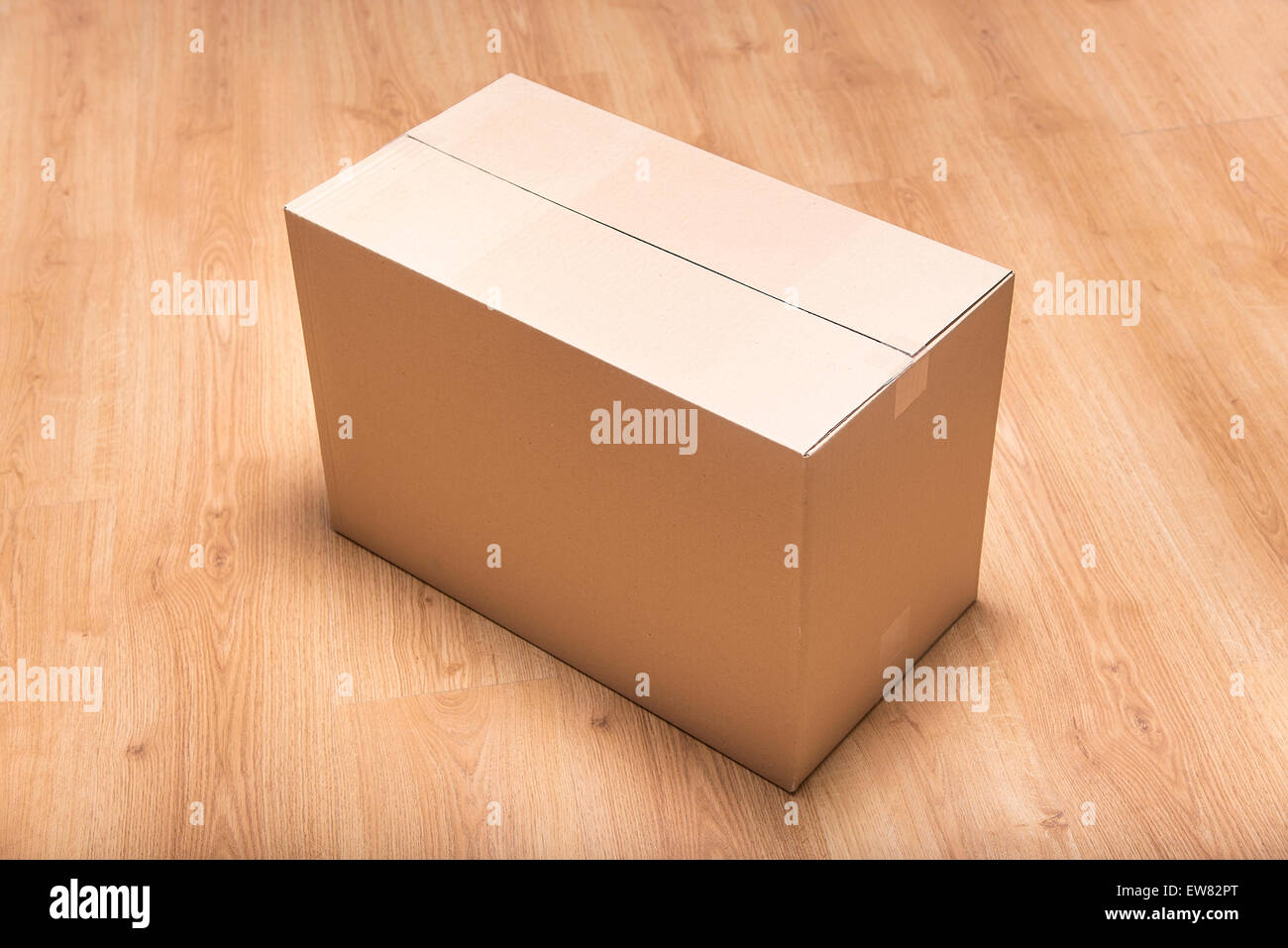 Empty brown carton box Stock Photo - Alamy