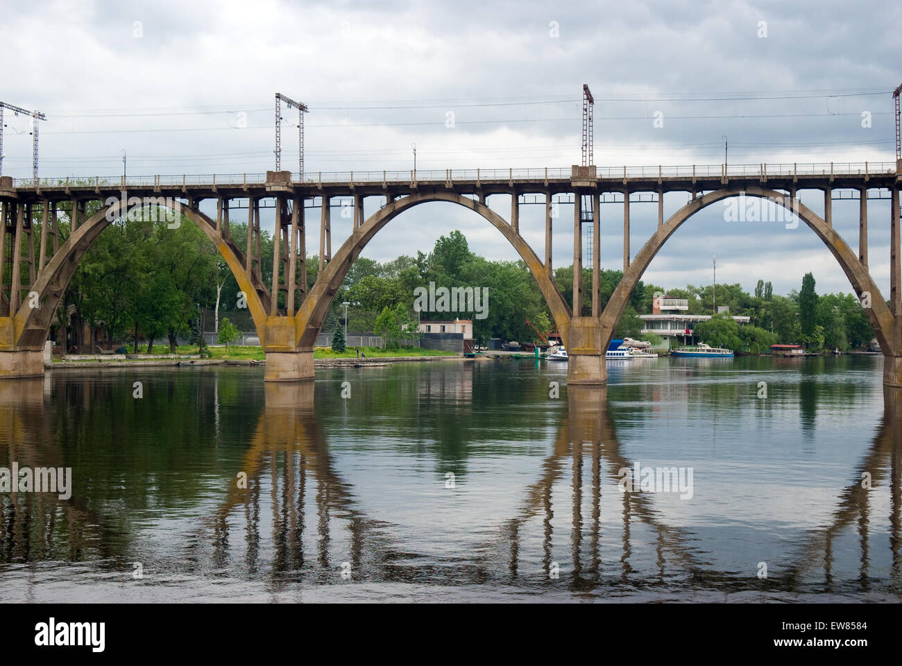 Arched bridge and it's reflection on the water Stock Photo - Alamy