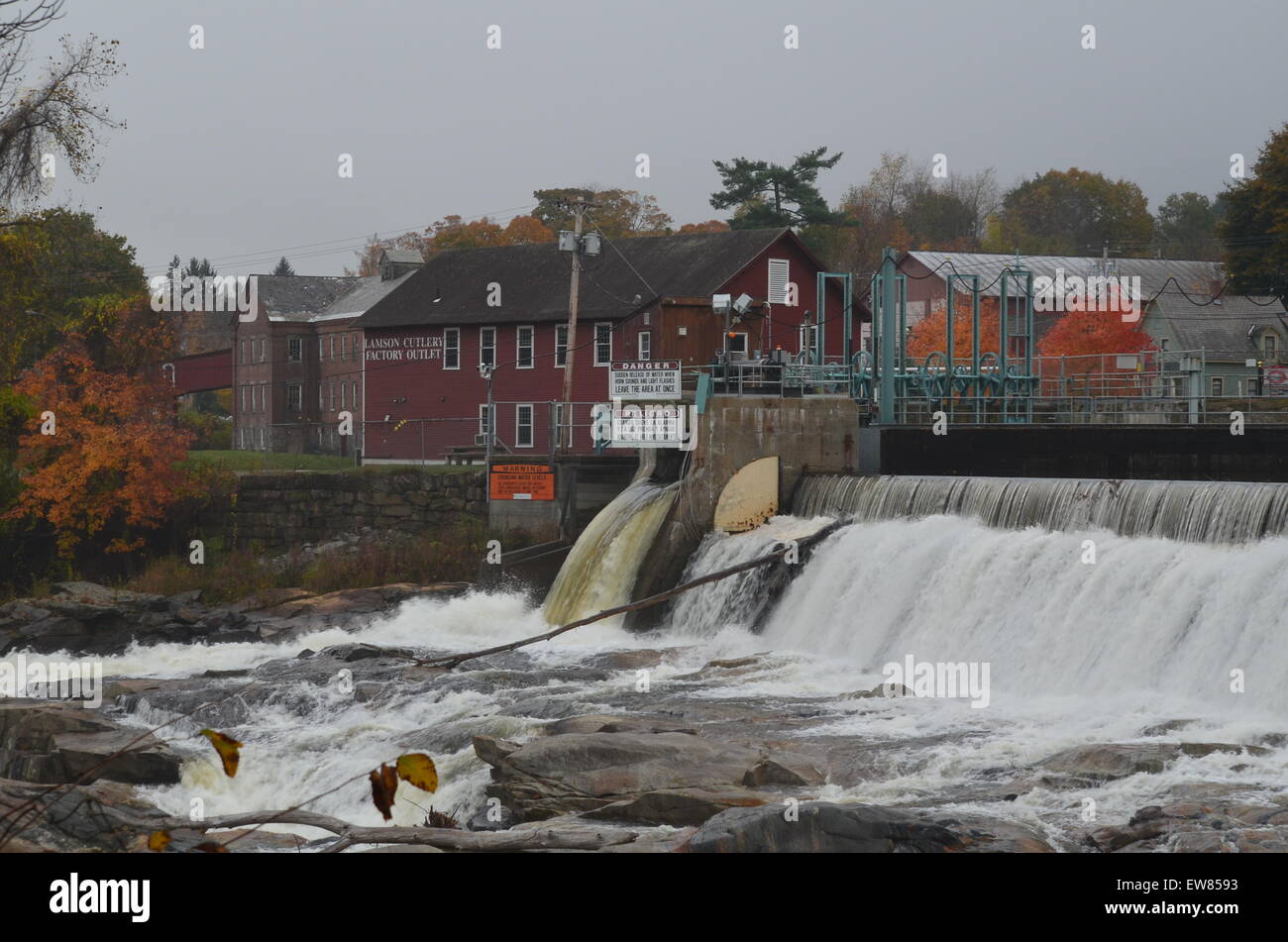 Over flowing dams hi-res stock photography and images - Alamy