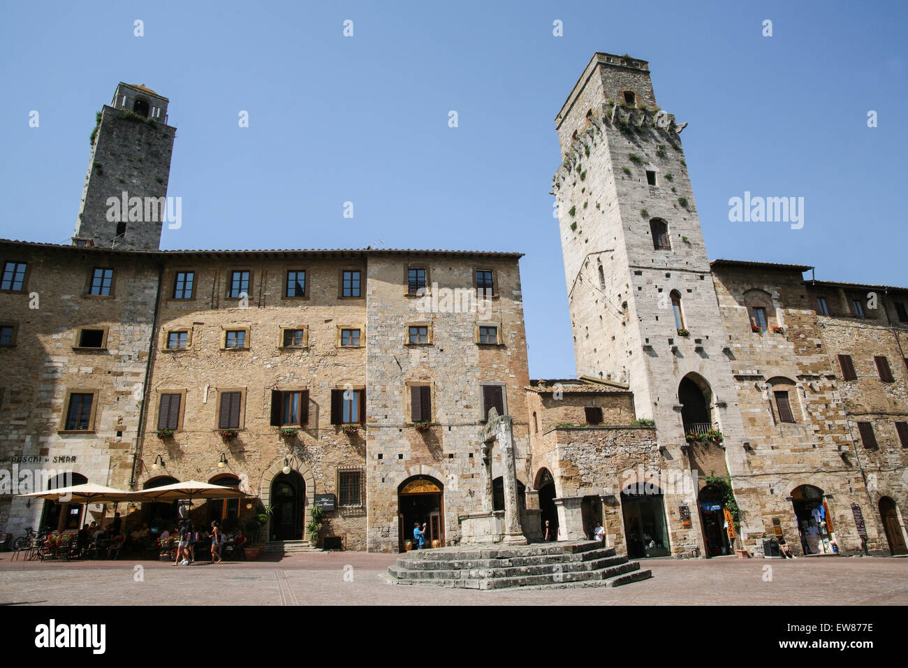 Town's main square with old water well in centre of San Gimignano, a ...