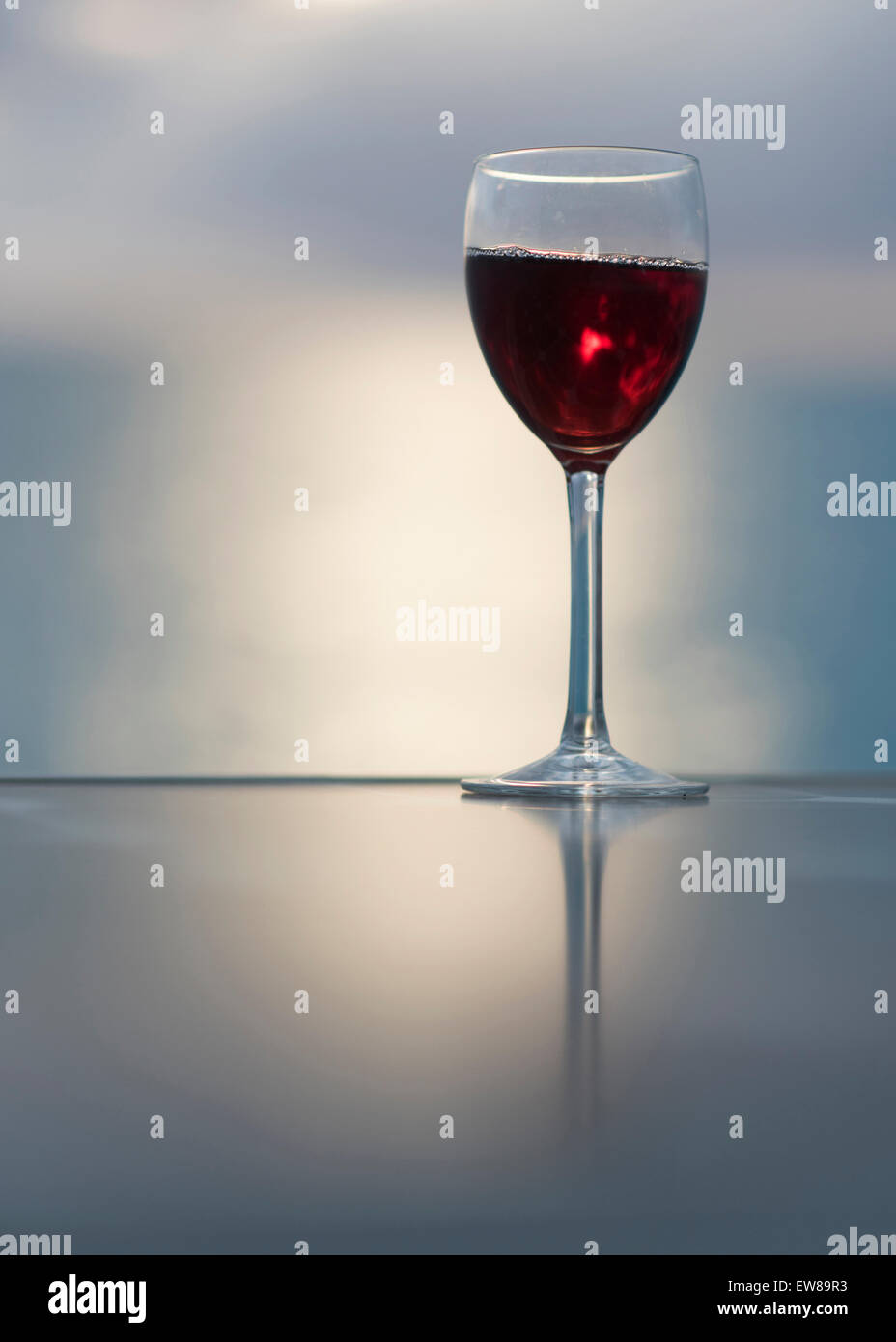 Red wine in a glass with its reflection Stock Photo - Alamy