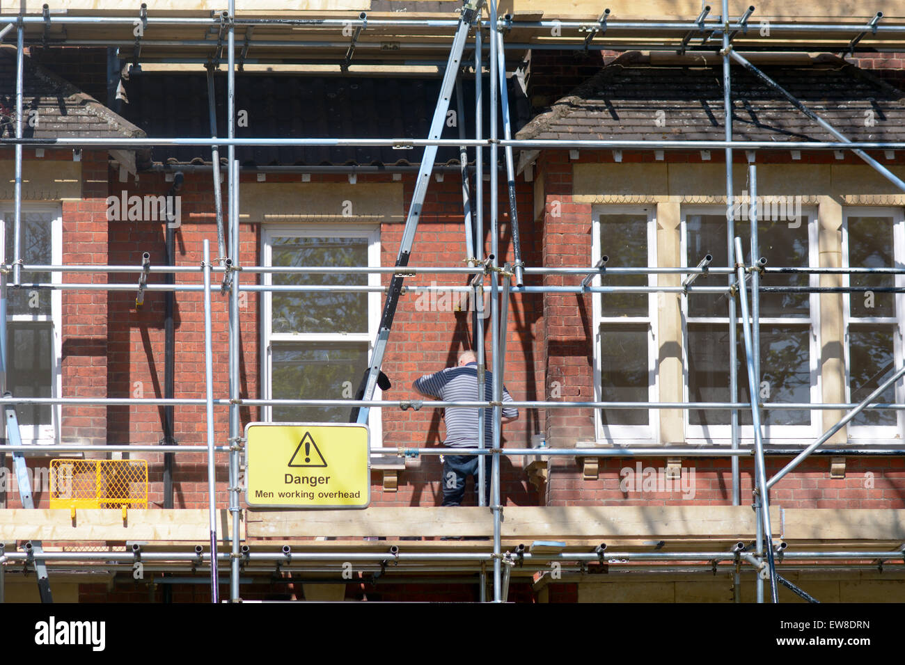 Scaffolding outside house hi-res stock photography and images - Alamy