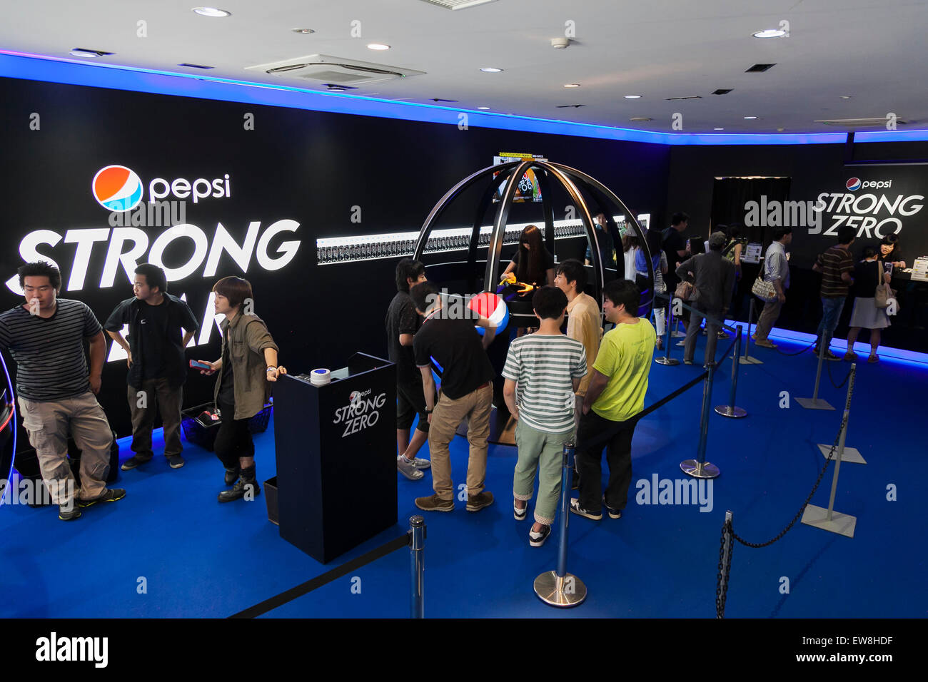 People line up at the ''Pepsi Strong Bar'' in Omotesando on June 20 ...