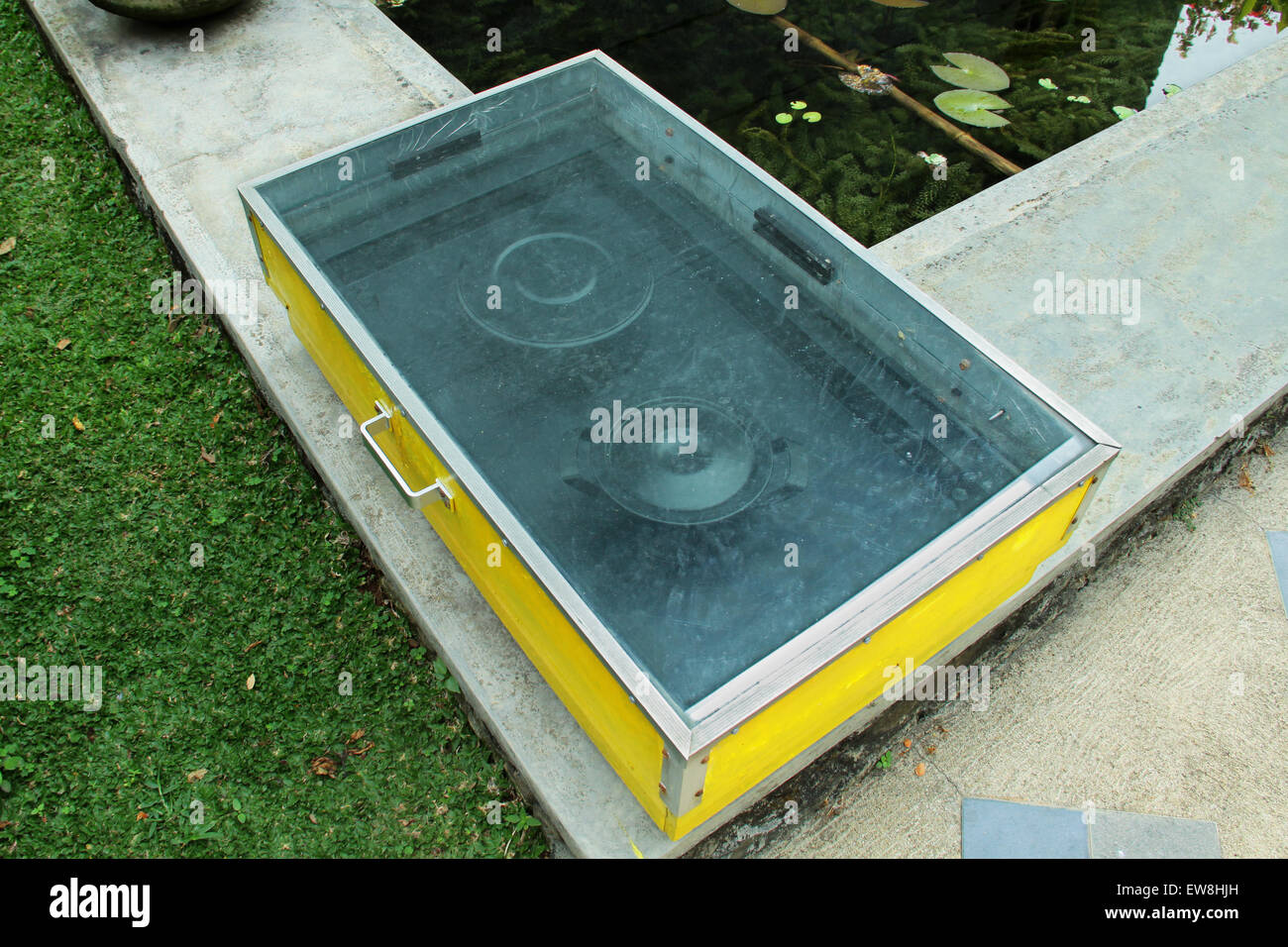 Solar cooker hi-res stock photography and images - Alamy