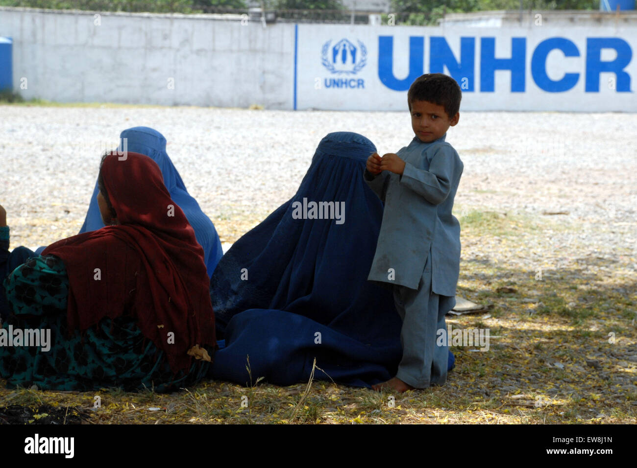 Peshawar, Pakistan's Peshawar. 20th June, 2015. Members of an Afghan refugee family sit beneath ...