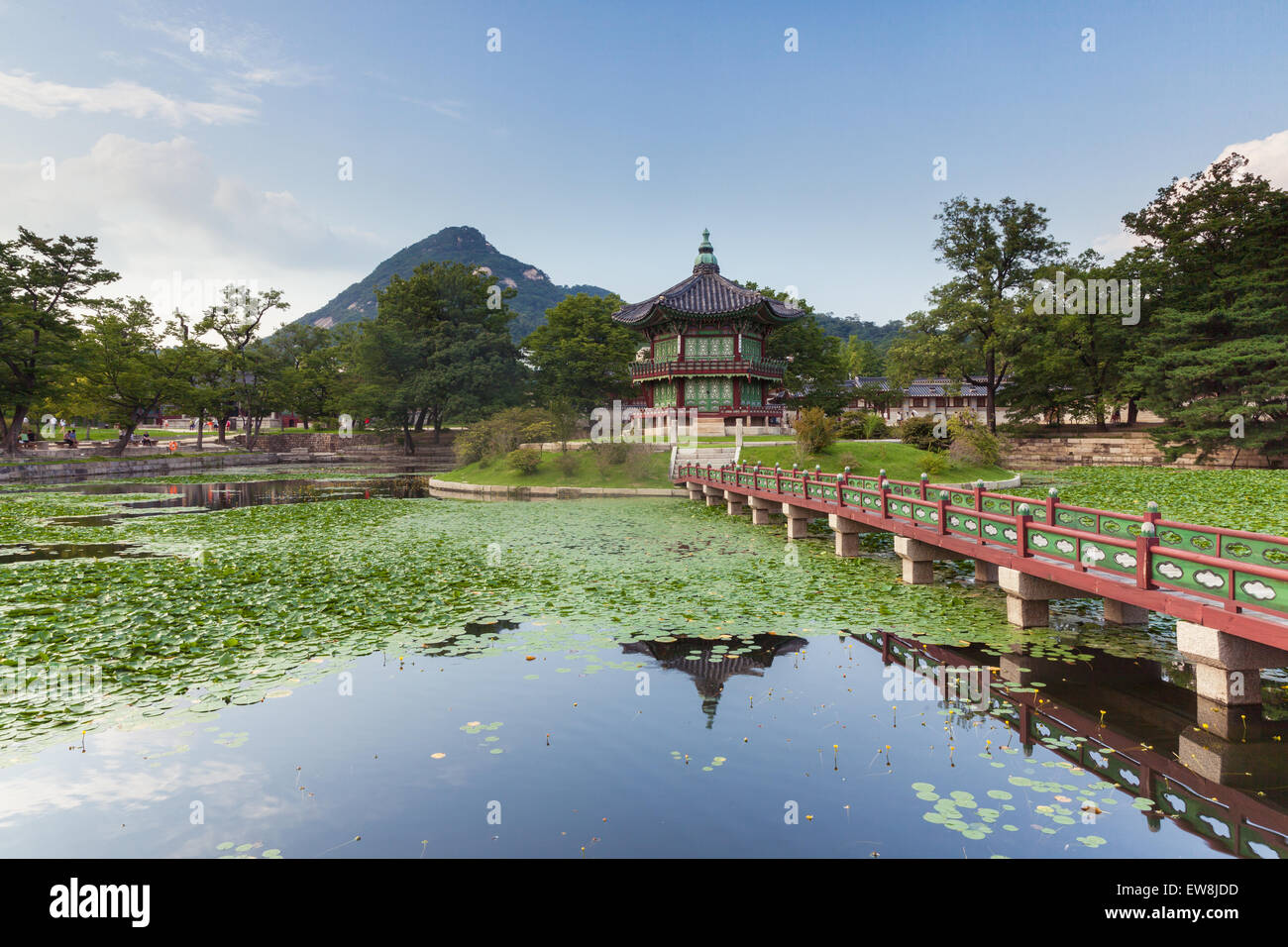 Hyangwonjeong Pavilion of Gyeongbokgung Palace, Seoul, South Korea ...