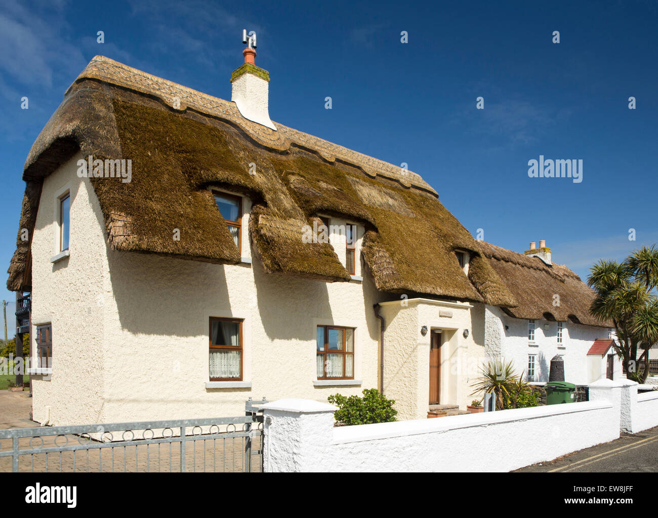 Irish thatched cottage hi-res stock photography and images - Alamy
