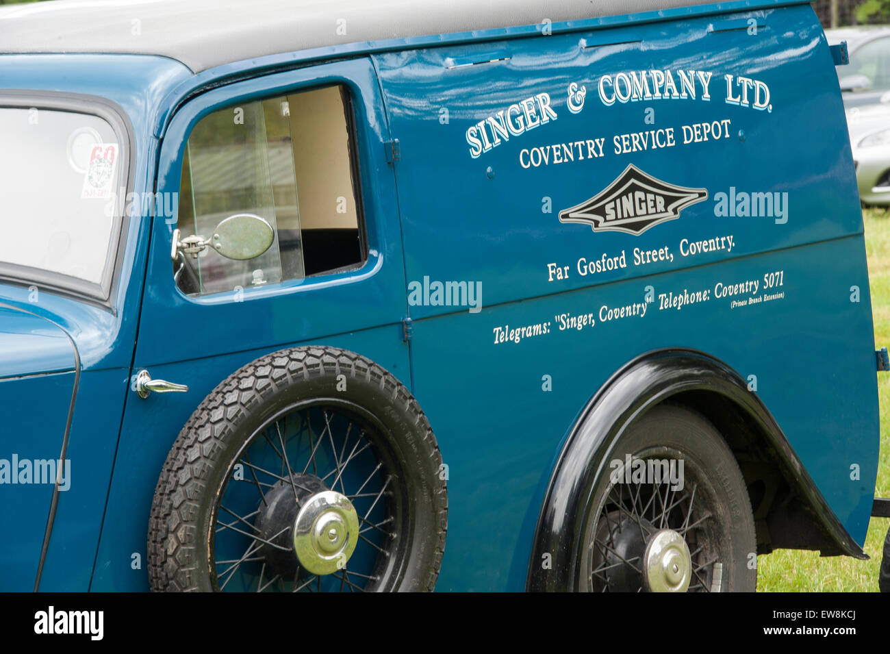 Singer sewing machine 1970s hi-res stock photography and images - Alamy