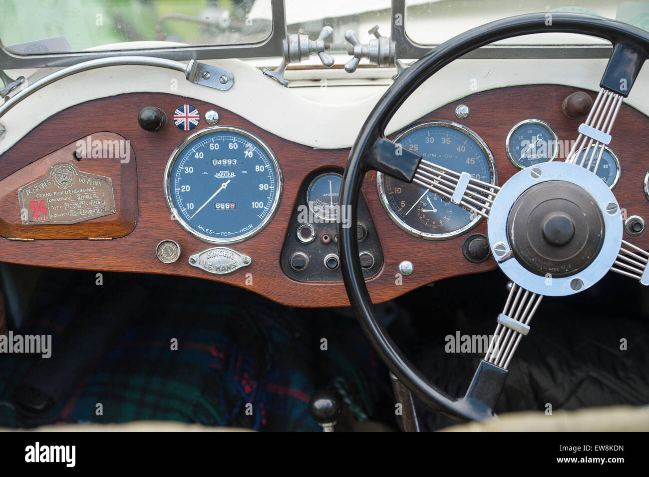 Singer sewing machine 1970s hi-res stock photography and images - Alamy