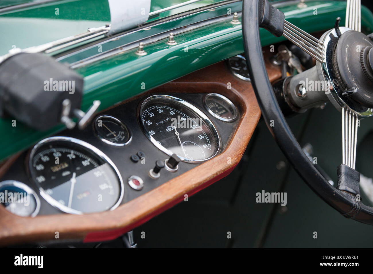 Singer sewing machine 1970s hi-res stock photography and images - Alamy