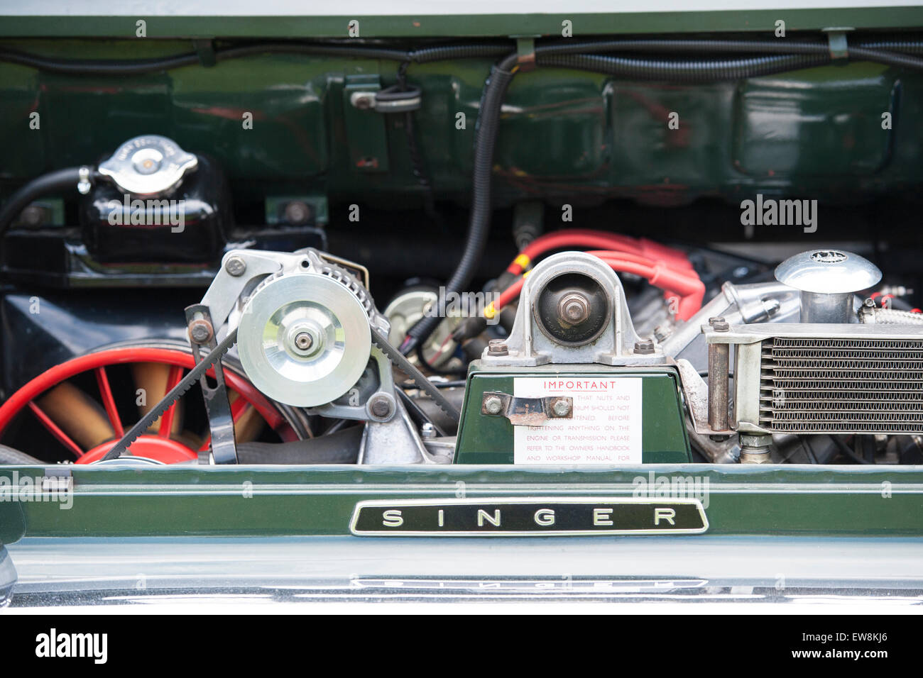 Singer sewing machine 1970s hi-res stock photography and images - Alamy