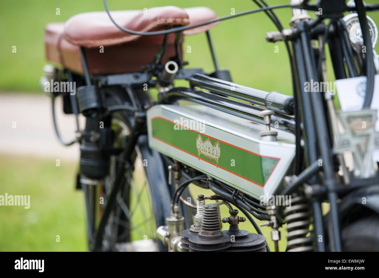 Singer sewing machine 1970s hi-res stock photography and images - Alamy