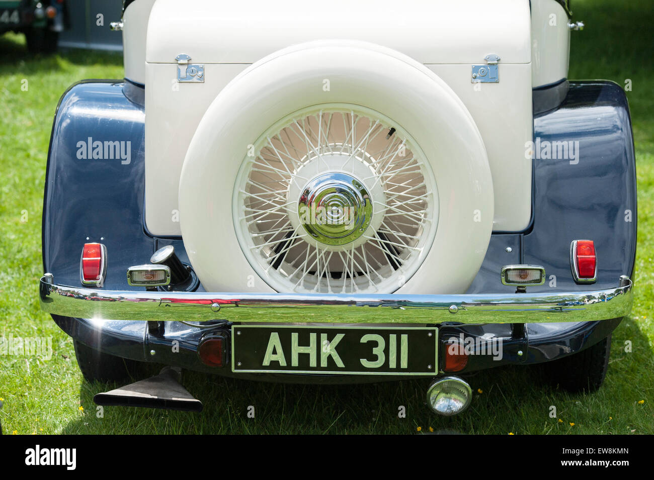 Singer sewing machine 1970s hi-res stock photography and images - Alamy