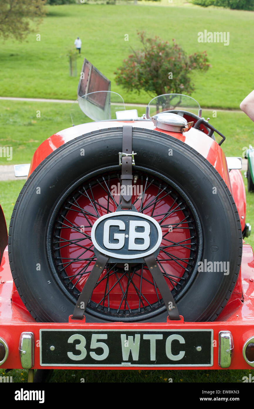 Singer sewing machine 1970s hi-res stock photography and images - Alamy