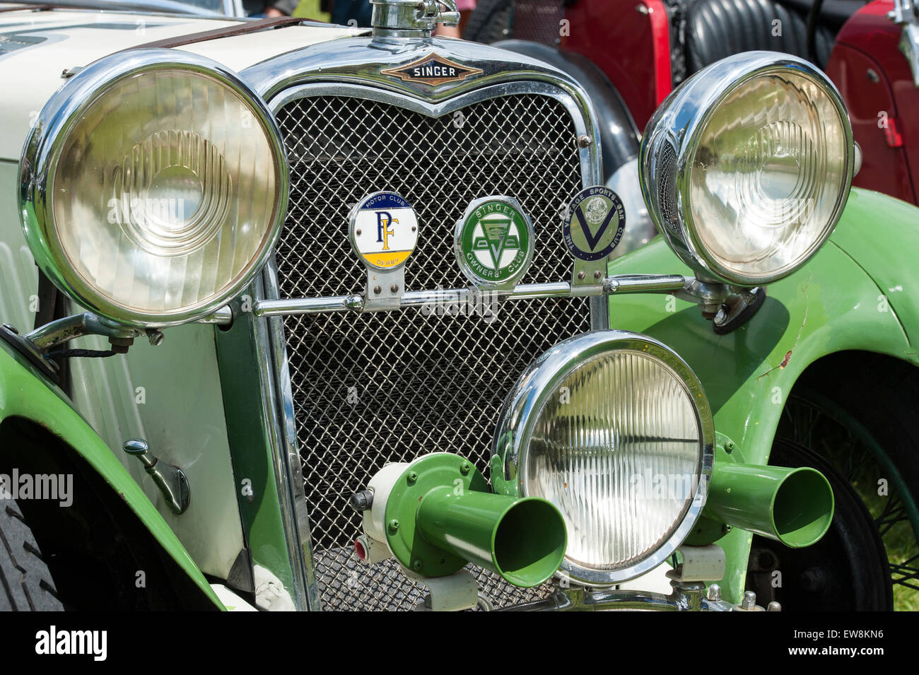 Singer sewing machine 1970s hi-res stock photography and images - Alamy