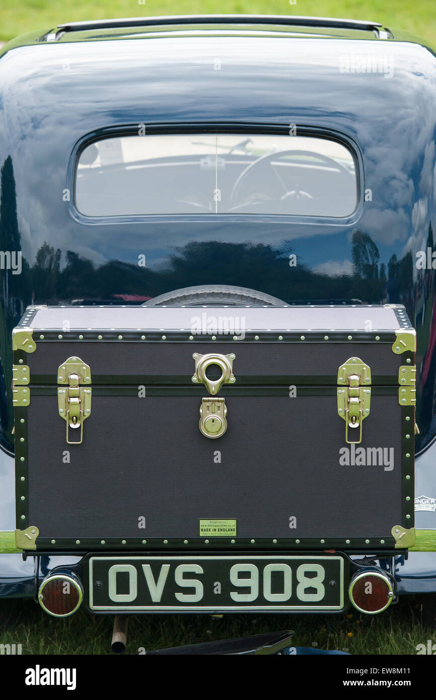 Singer sewing machine 1970s hi-res stock photography and images - Alamy