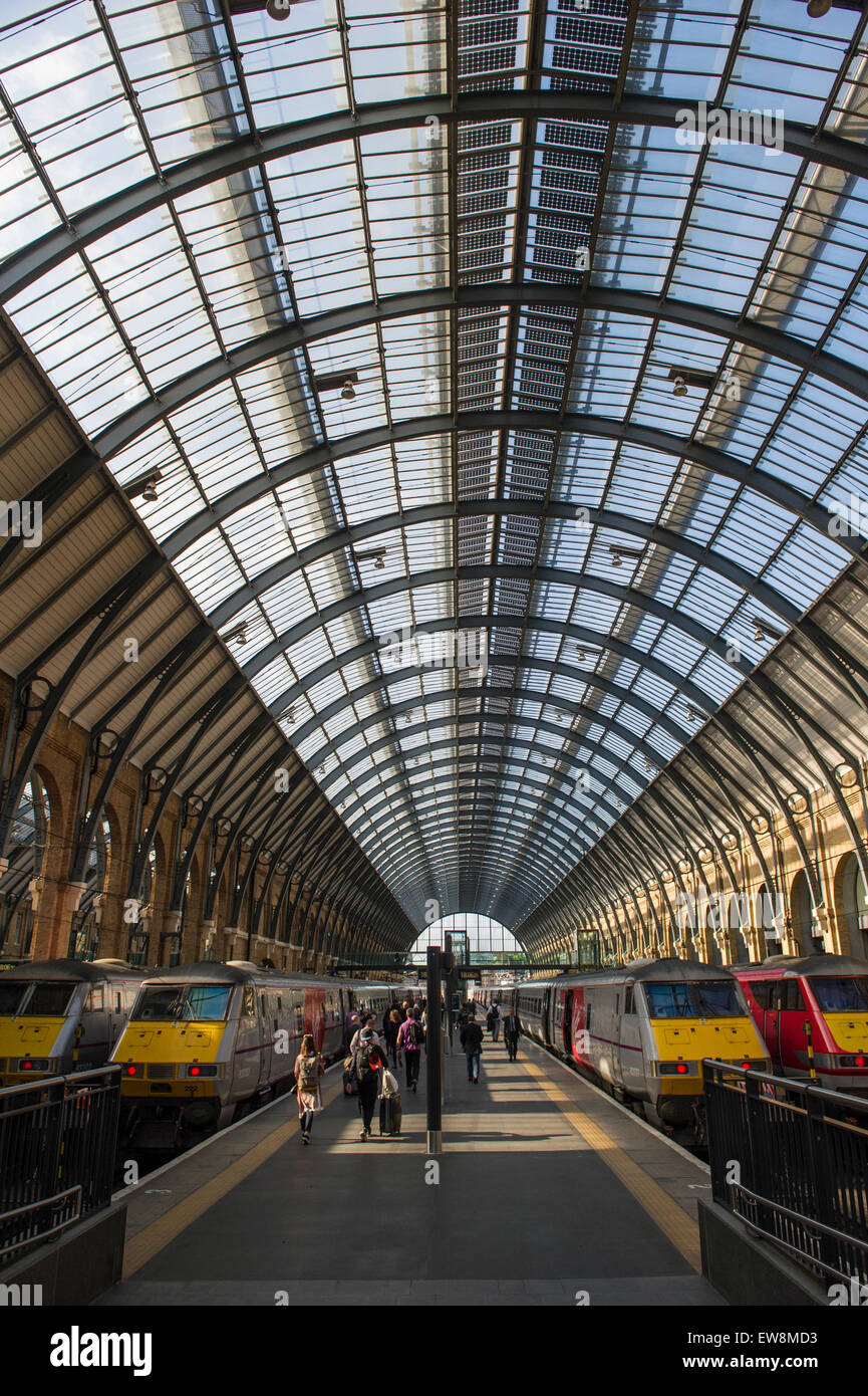 Kings cross station departure board hi-res stock photography and images ...