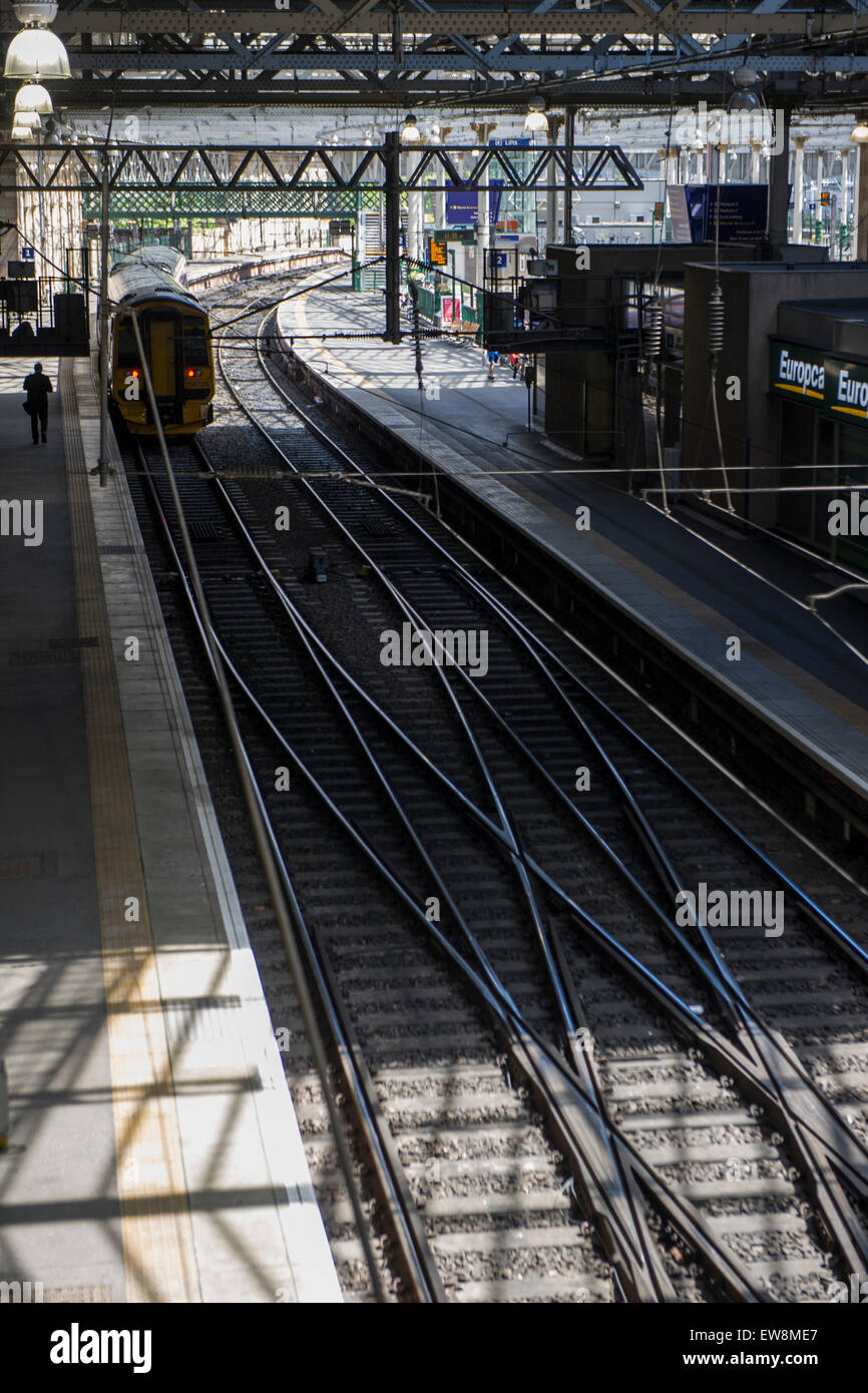 Platform edinburgh waverley station hi-res stock photography and images ...