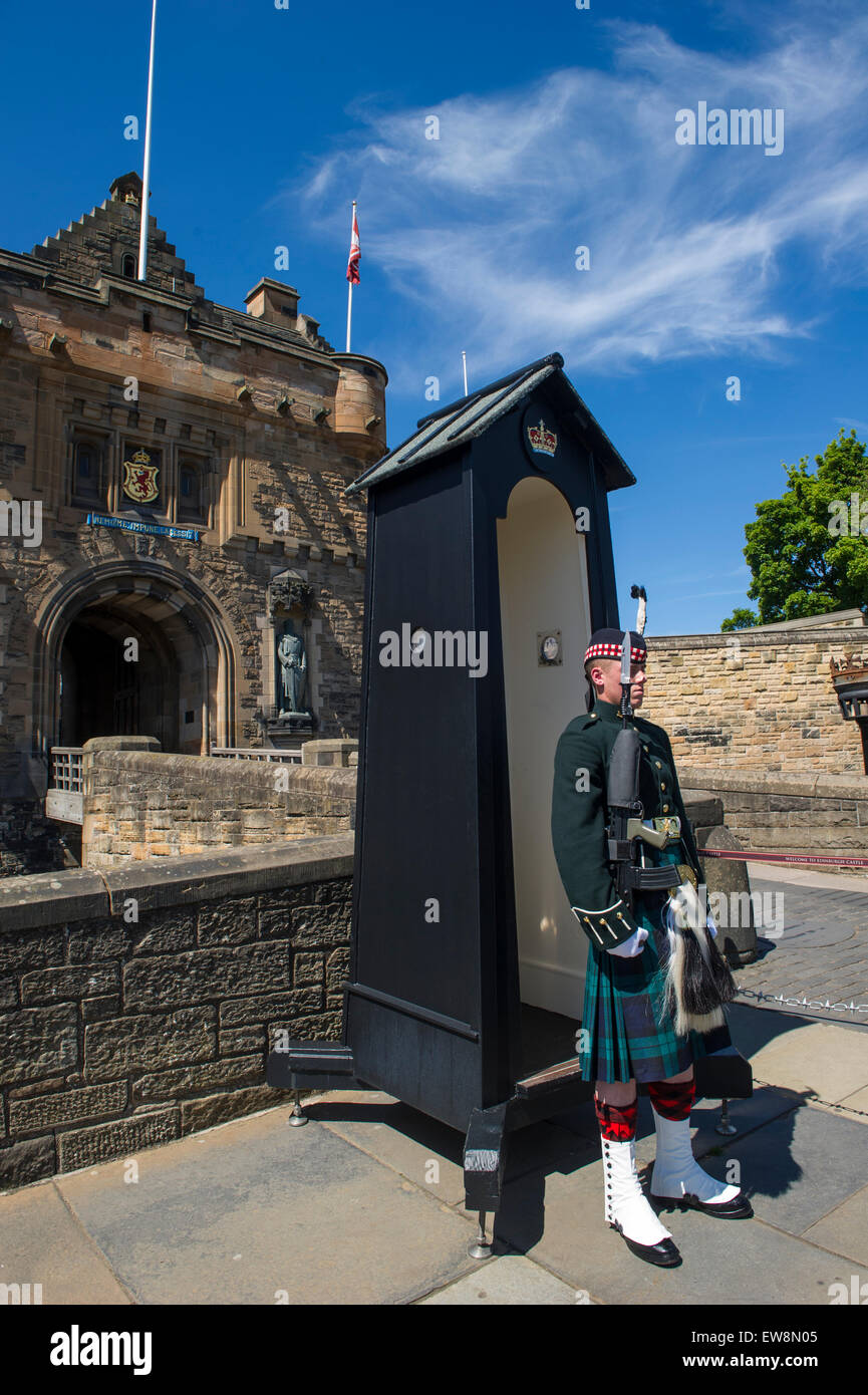 Scottish guard regiment edinburgh scotland hi-res stock photography and ...