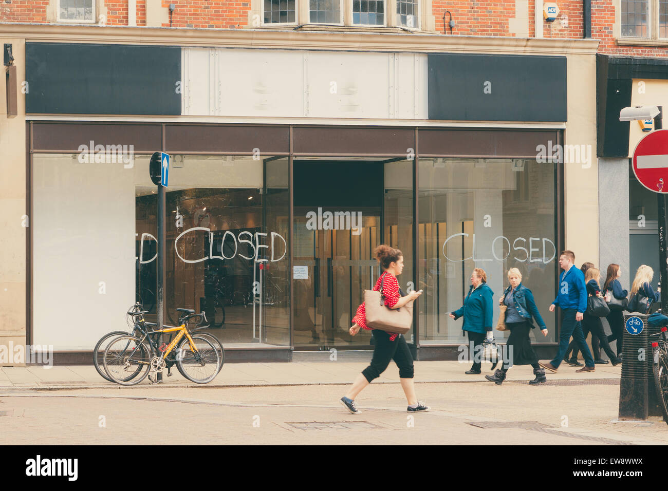 CAMBRIDGE, ENGLAND - 7 MAY 2015: 'Closed' Shop sign with shoppers ...