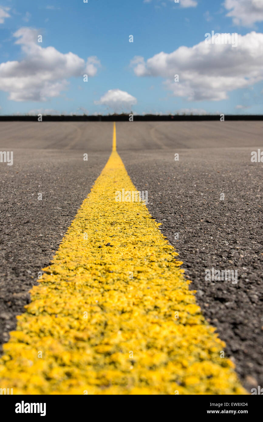 Asphalt road texture yellow stripe hi-res stock photography and images ...