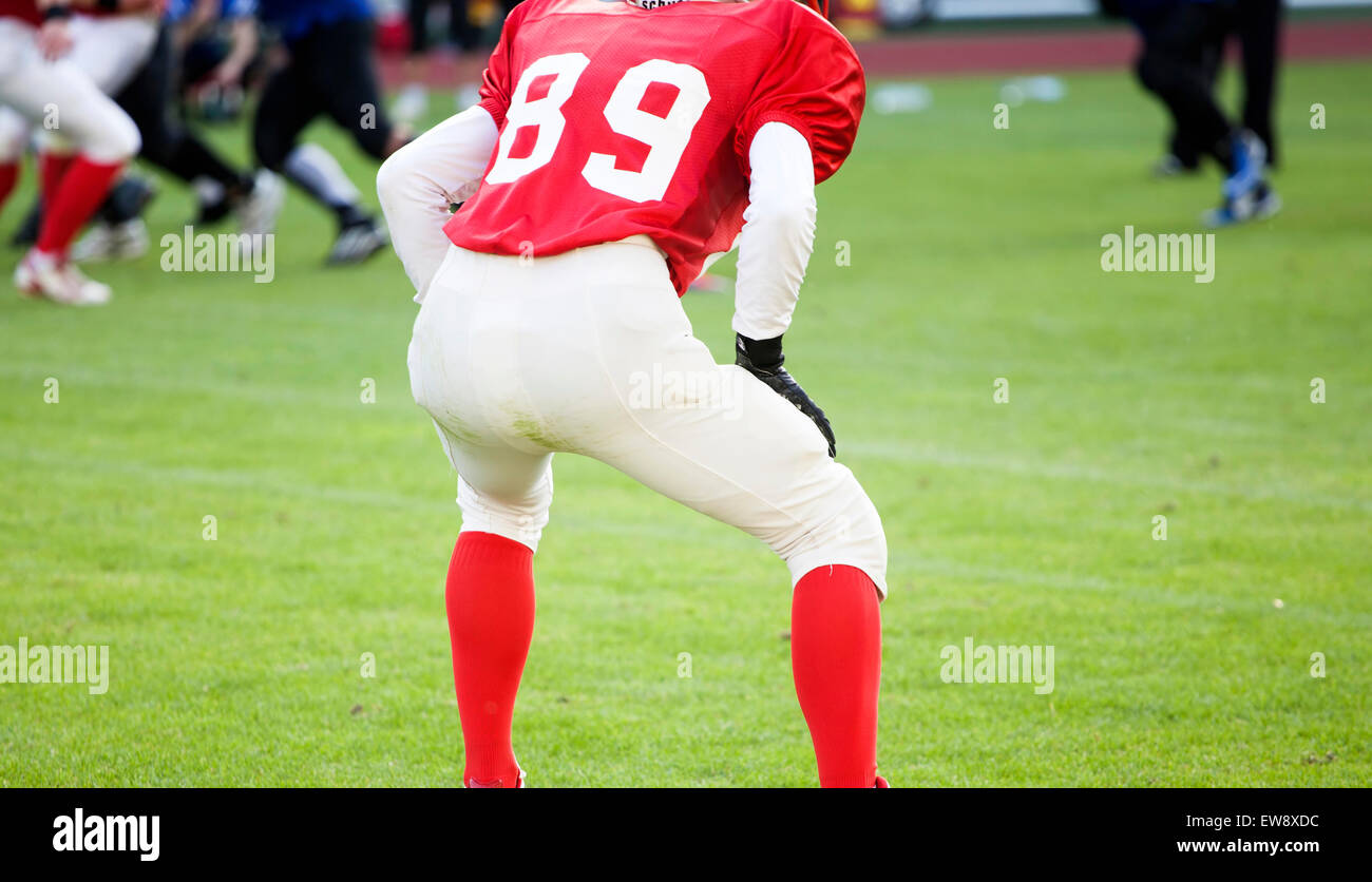 American football player in defense Stock Photo - Alamy