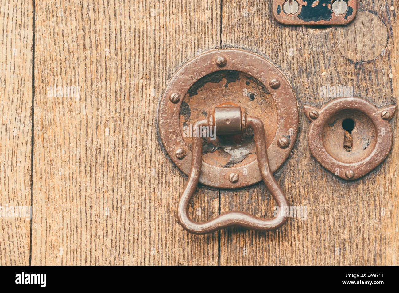 Keyhole and handle in an weathered wooden door Stock Photo - Alamy