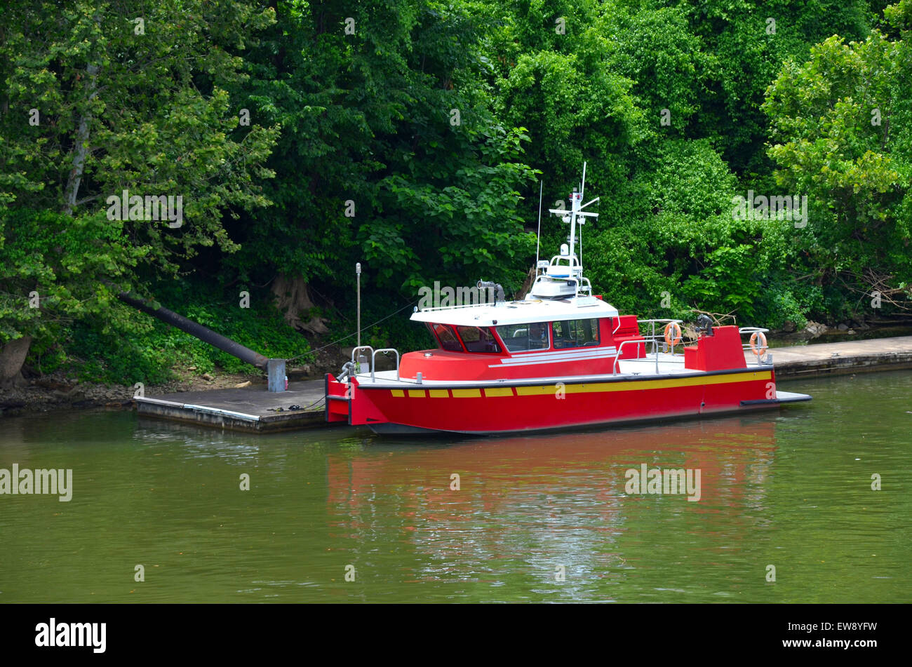 Fire boat rescue boat hi-res stock photography and images - Alamy