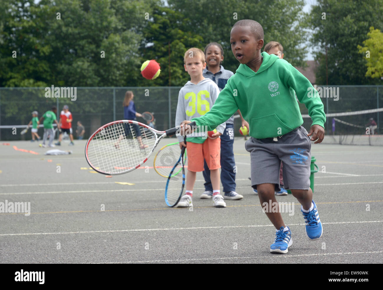 Kids playing tennis hi-res stock photography and images - Alamy