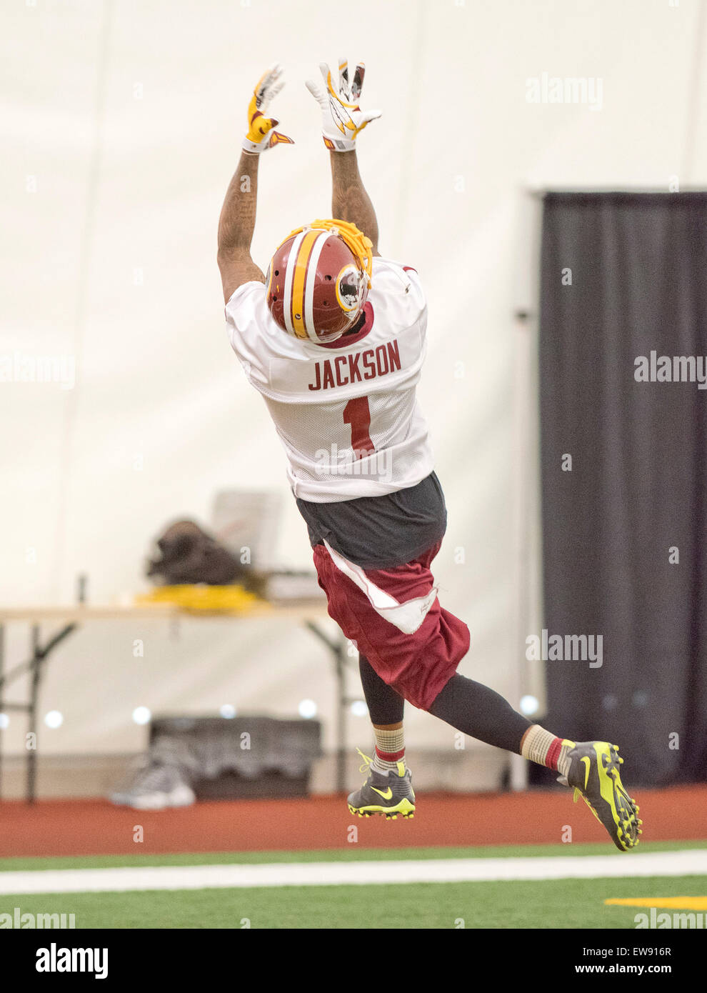 Washington Redskins wide receiver DeSean Jackson (1) reaches for a pass ...