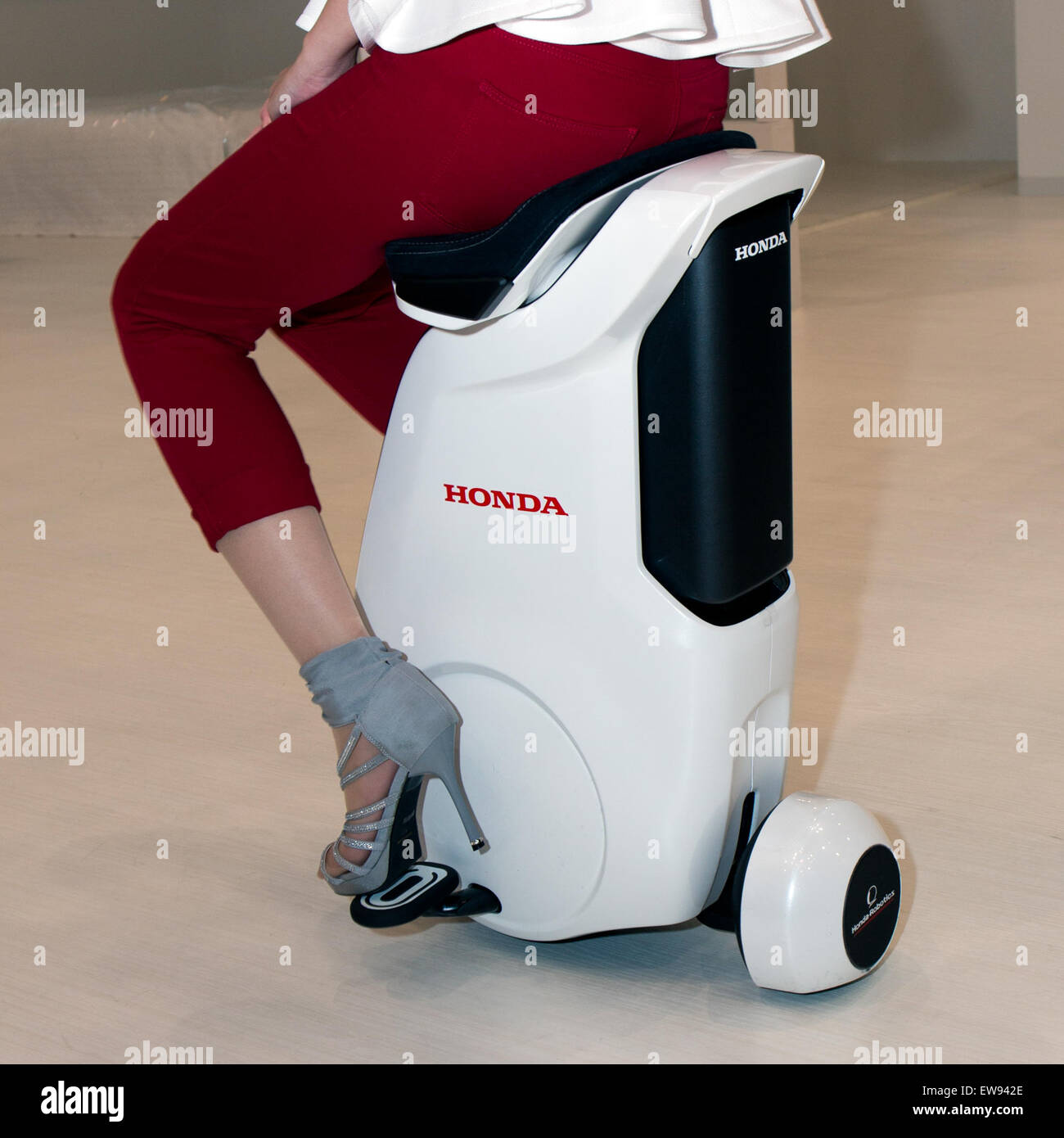 The Honda UNI-CUB, demonstrated in motion at the 2013 Tokyo Motor Show ...