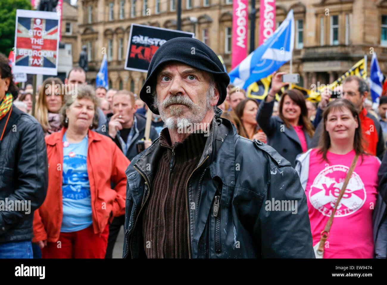 Banners in george square glasgow hi-res stock photography and images ...