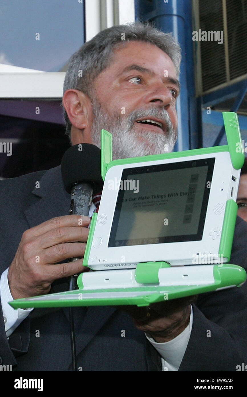 The image of Lula with a 100-dollar laptop highlights a symbol of ...