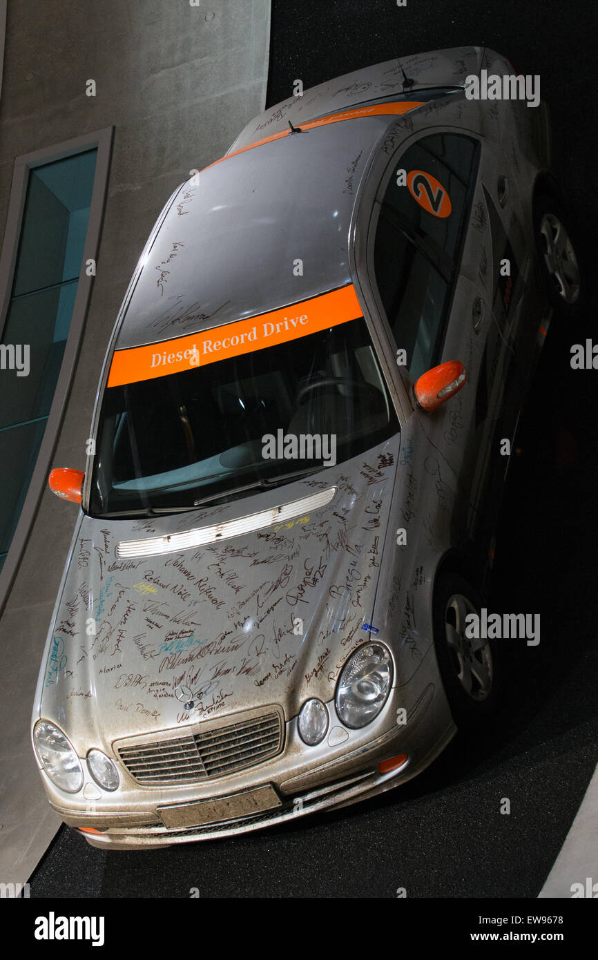 Mercedes-Benz E 320 CDI Rekordwagen front-left Mercedes-Benz Museum ...