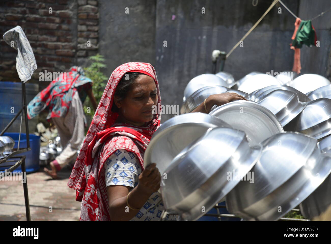 Women labor in bangladesh hi-res stock photography and images - Alamy