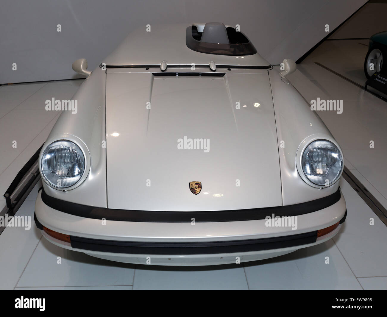The front view of the Porsche 911 Carrera Speedster Studie, displayed ...