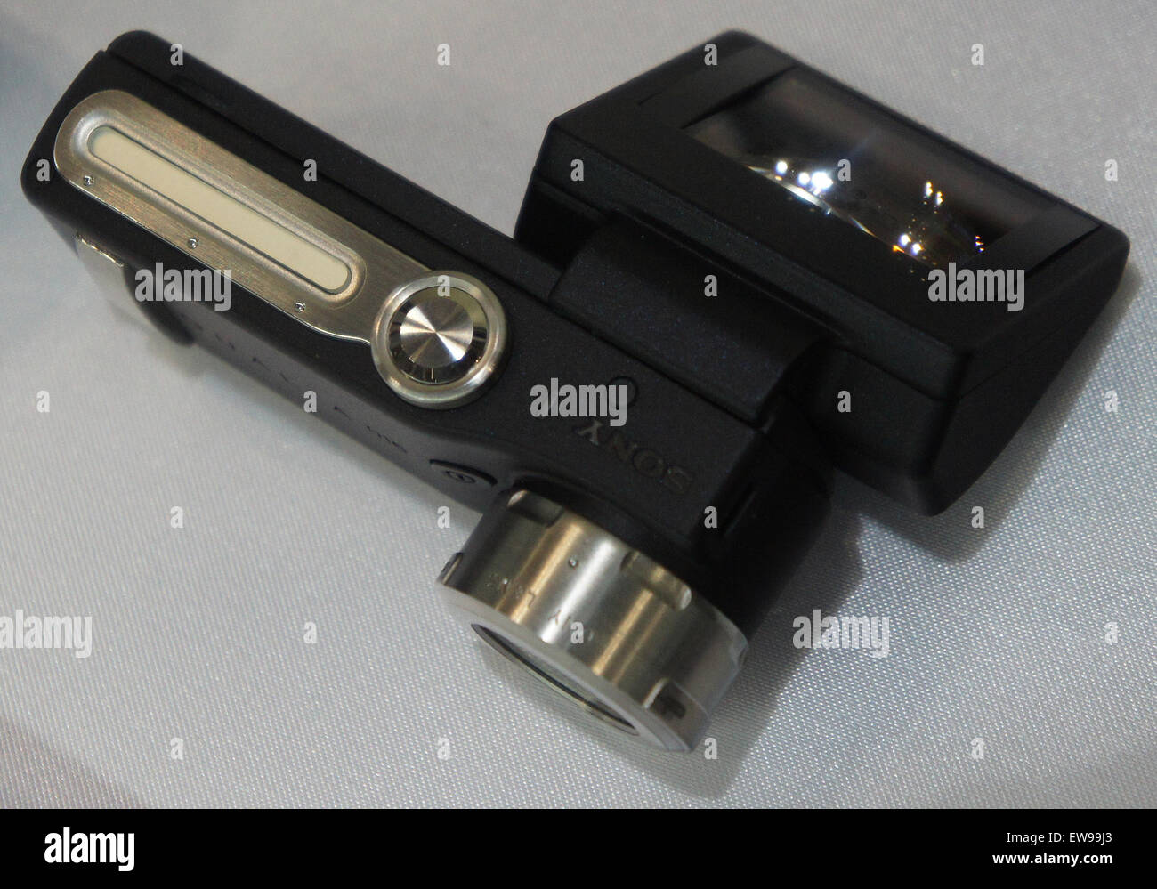 The Sony Qualia 016 Q016-WE1 is a high-end limited edition digital ...