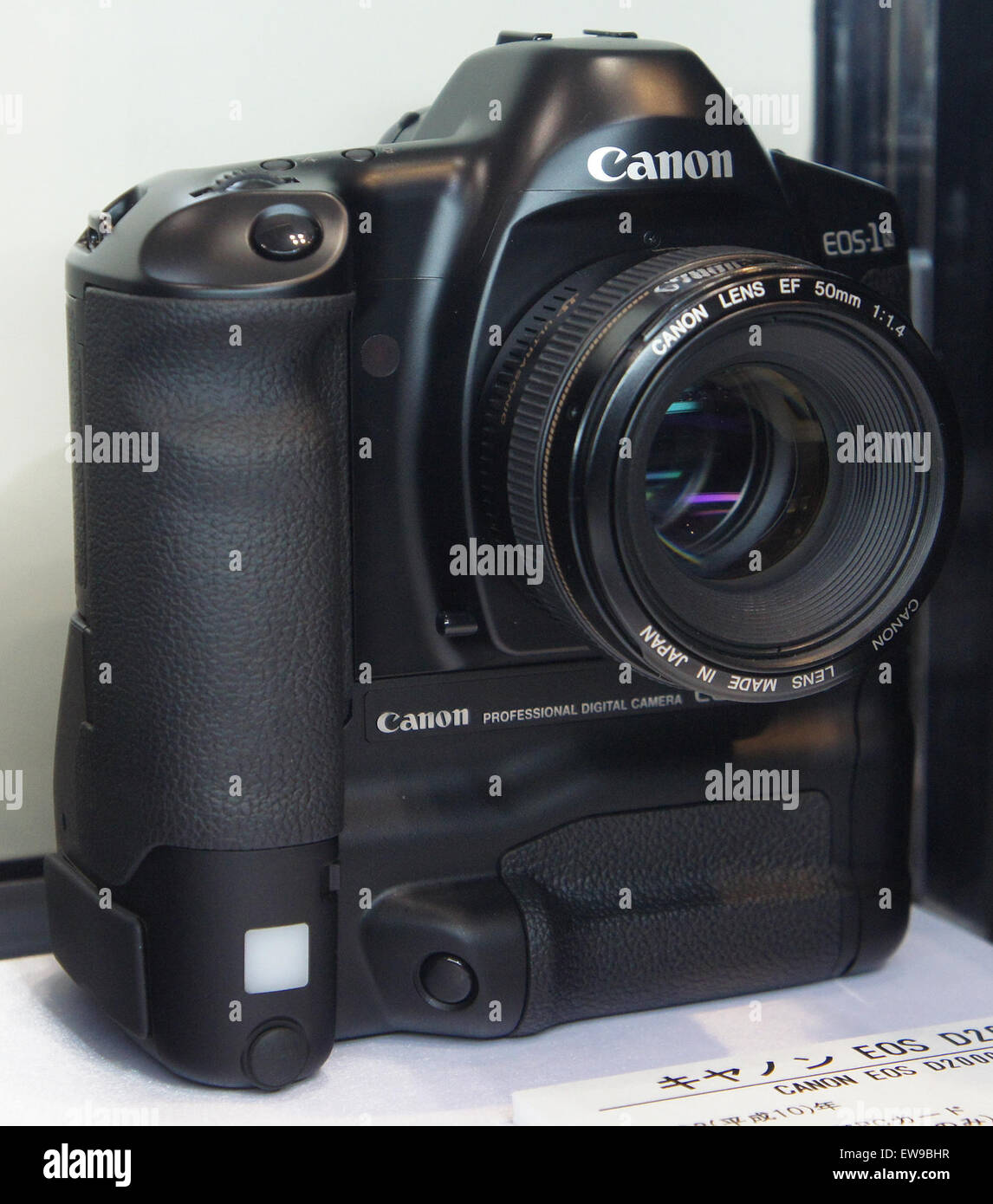 Canon eos d2000 hi-res stock photography and images - Alamy