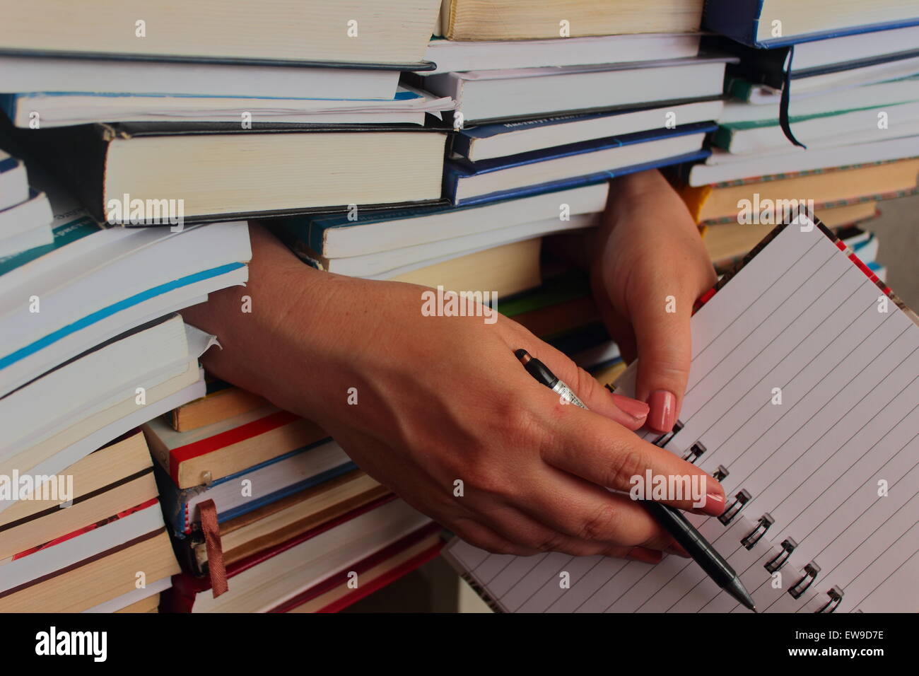 Reading a note hi-res stock photography and images - Alamy