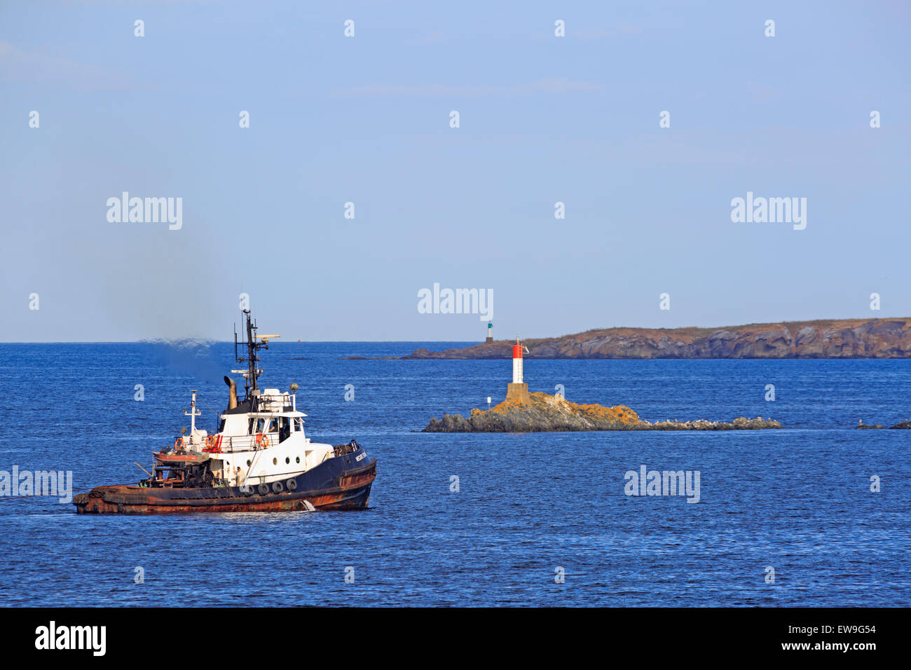 Tugboat pulling log boom hi-res stock photography and images - Alamy