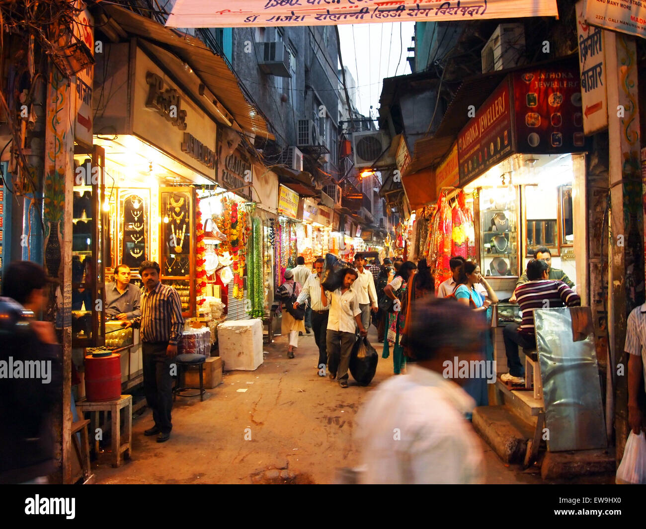 Busy street india hi-res stock photography and images - Alamy