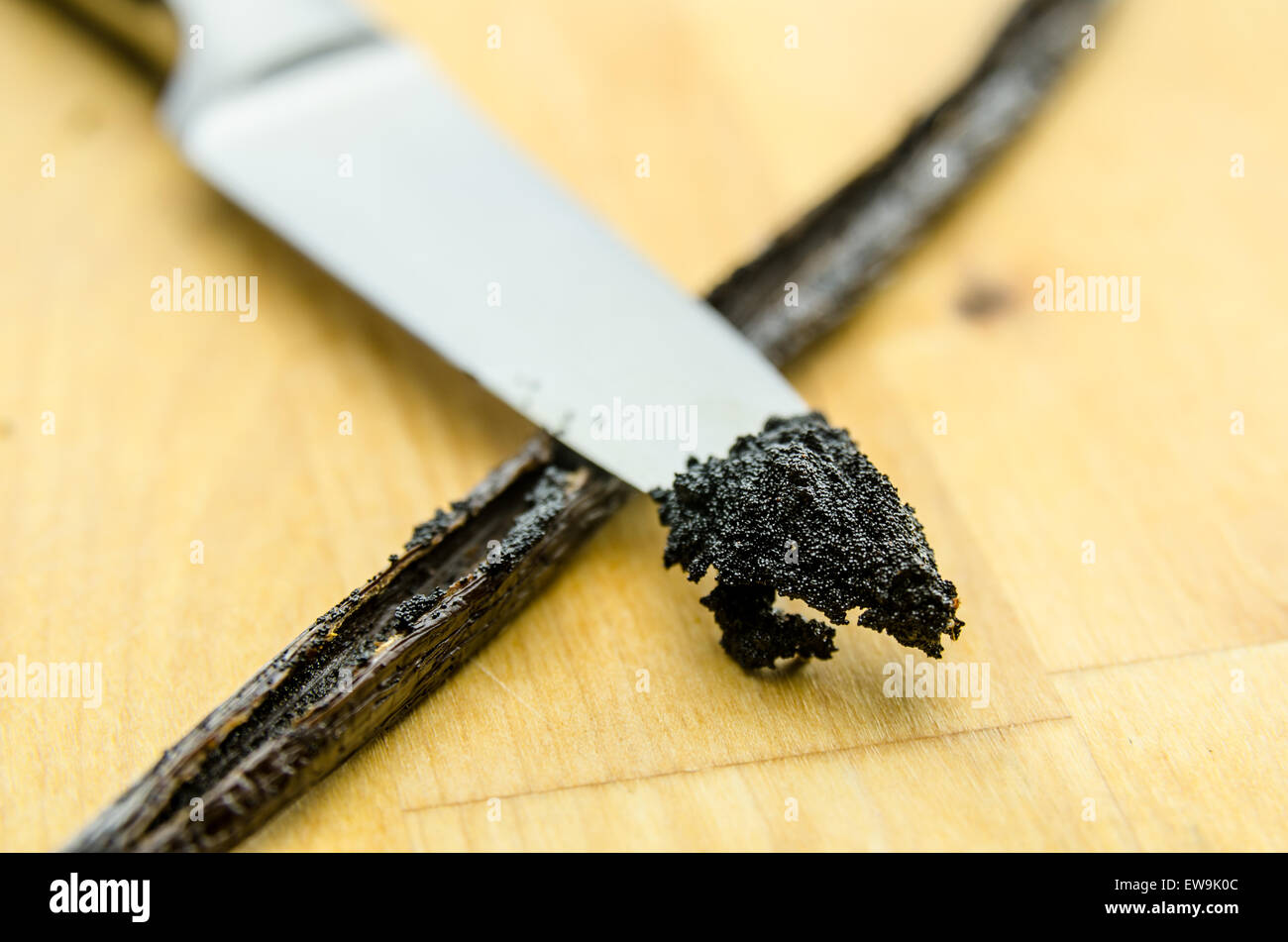 Freshly scraped vanilla beans on a kitchen knife Stock Photo - Alamy