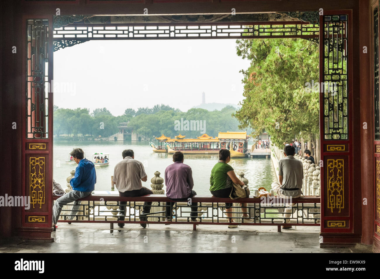 People sitting on railing overlooking Kunming Lake Stock Photo - Alamy