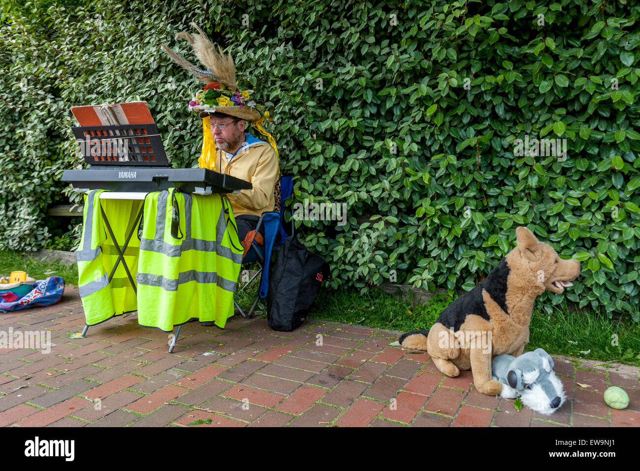 Entertainer man hi-res stock photography and images - Alamy