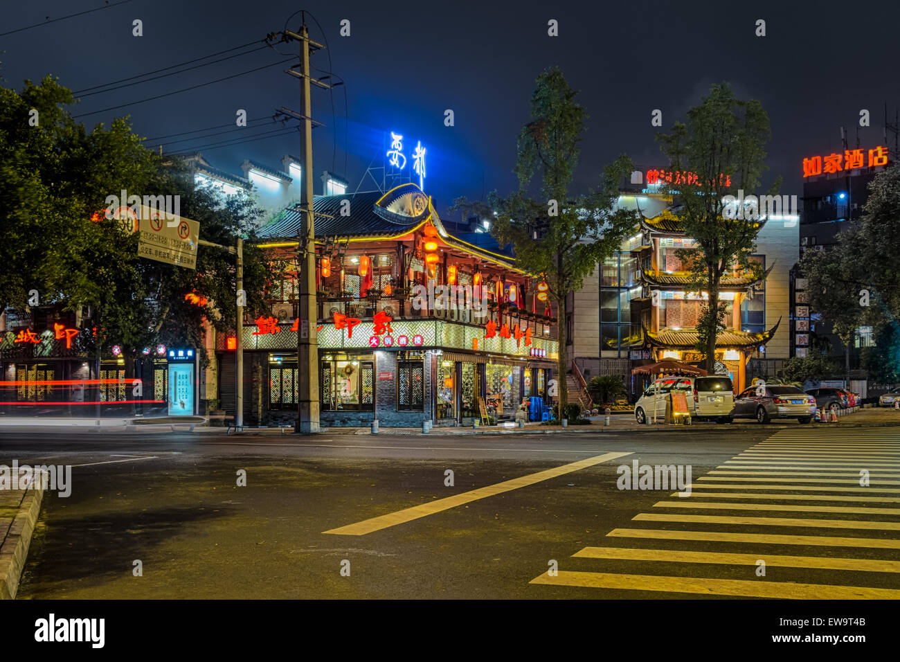 Illuminated restaurant fronts hi-res stock photography and images - Alamy