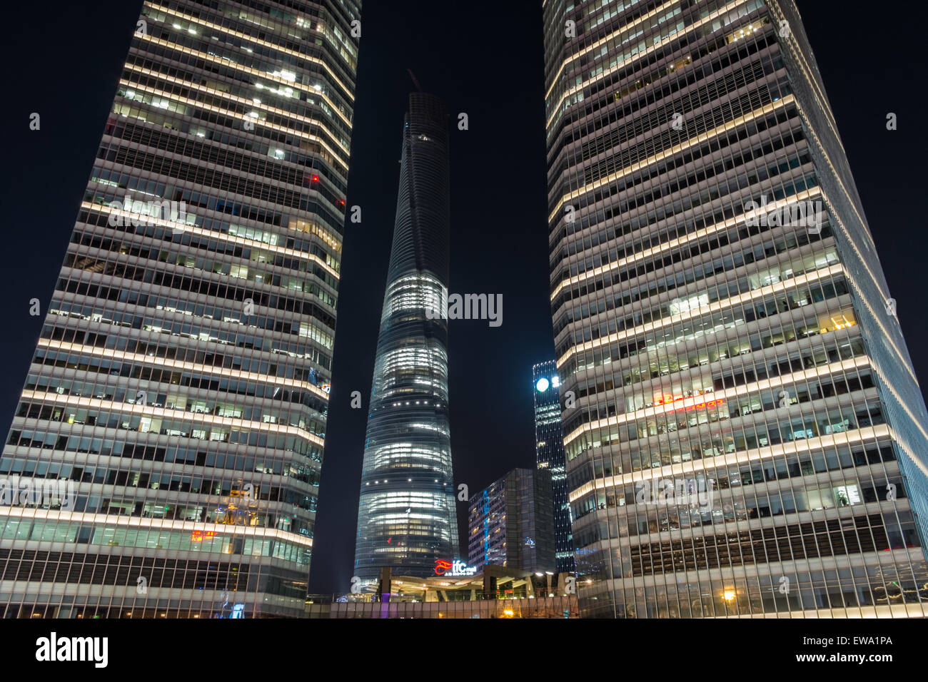 Illuminated Shanghai Tower between 2 skyscraper buildings in Pudong ...