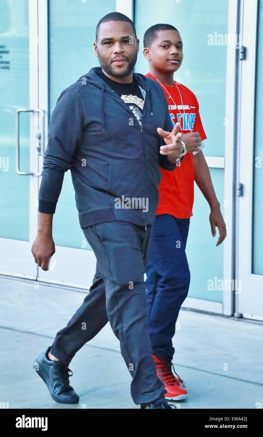 Celebrities arriving at the Staples Center for the Los Angeles Clippers ...