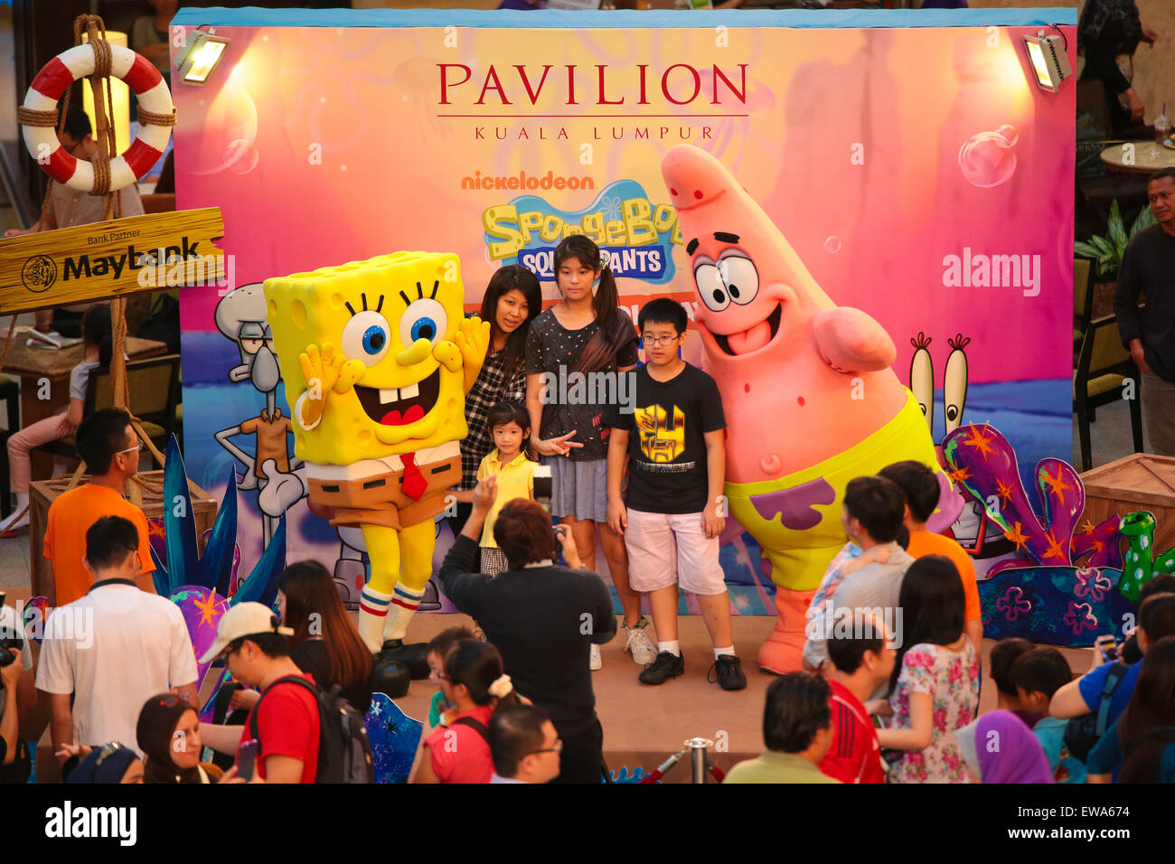 Photoshot session with Spongebob and Patrick at the Spongebob promotion ...