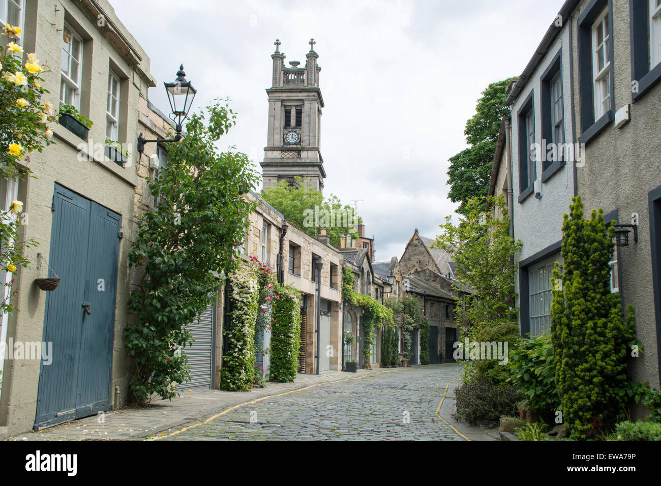 Cobbled street Circus Lane with St Stephen's Church - Edinburgh ...
